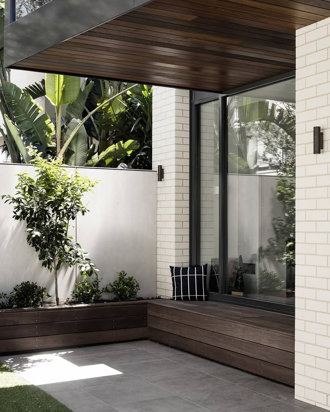 10 Inspirasi Desain Teras Rumah Minimalis yang Teduh