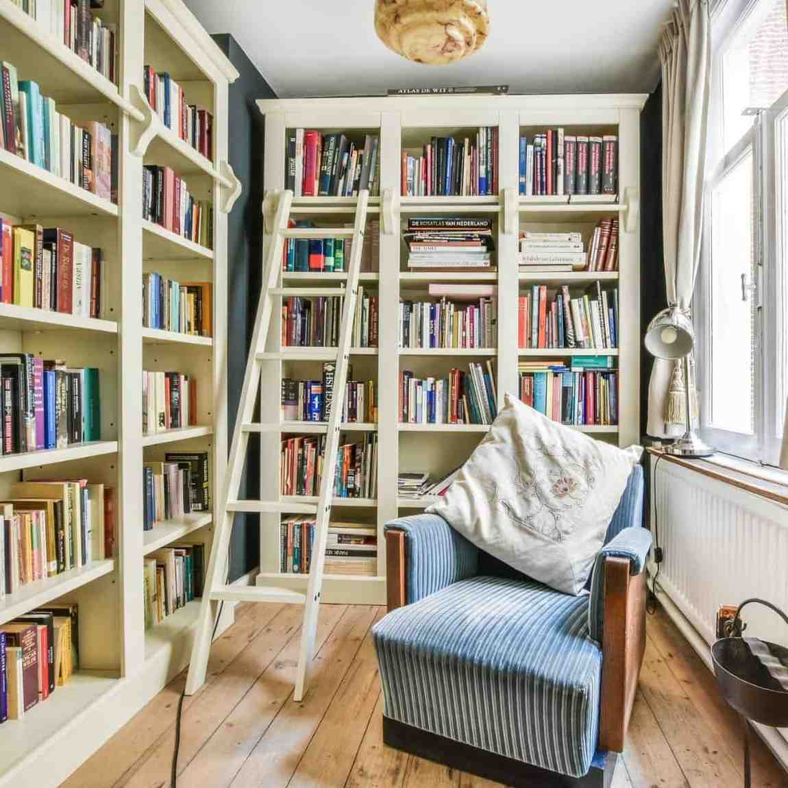 Rak Buku Terasa Penuh dan Berantakan? Simak 5 Tips Ini!