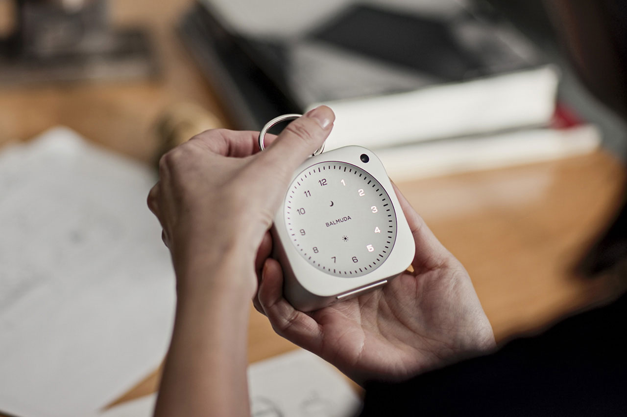 The Clock Tampilkan Desain Ringkas ala Jam Saku Klasik